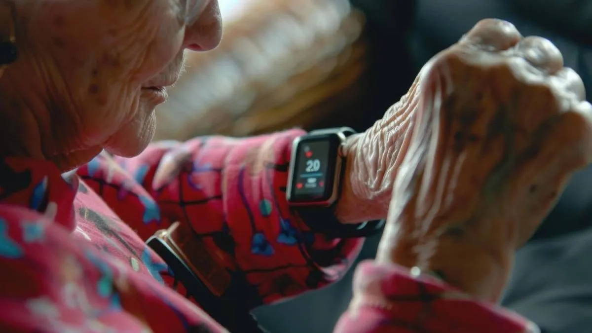 Do Smartwatches for Seniors Really Keep Them Safe? Top Simple Features ...