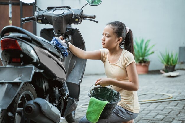 3 Dos and Don'ts of Washing Your Two-Wheeler | Herzindagi