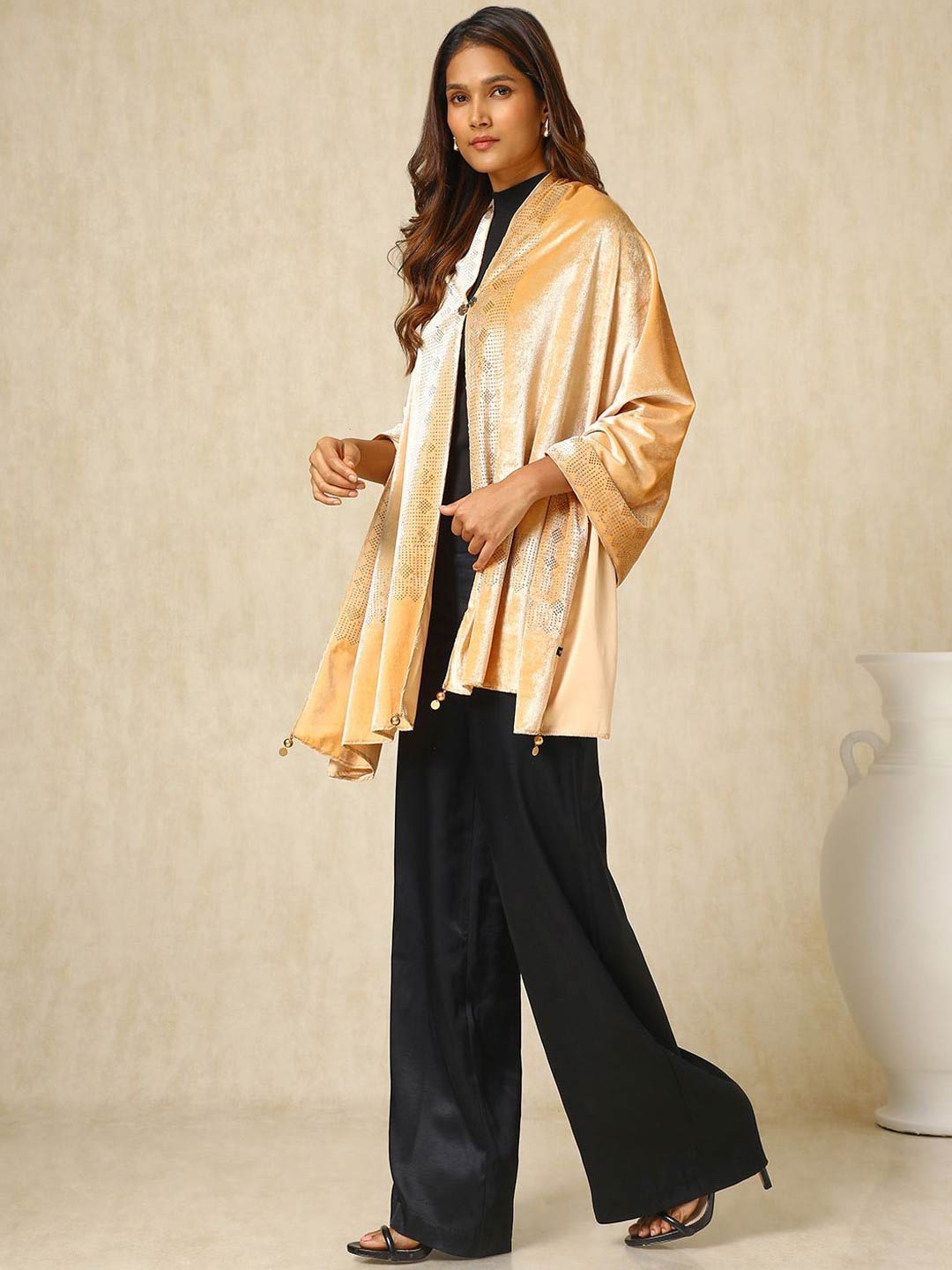 5 Trendy Velvet Shawl Designs To Keep You Warm And Stylish In Winters ...