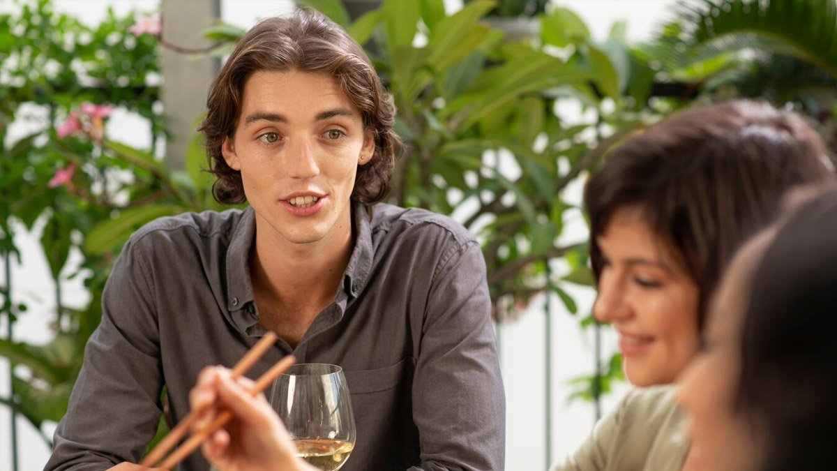 Dinner with Strangers: 5 Tips to Leave an Impression | Herzindagi