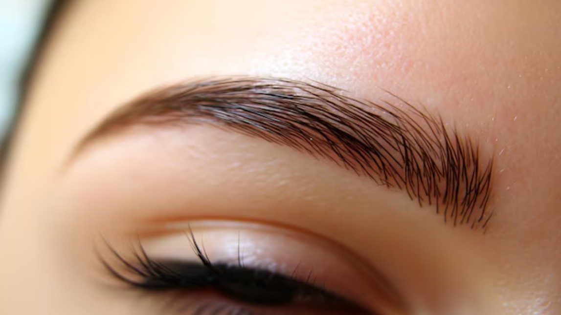 5 Natural Home Remedies For Thick Eyebrows | Herzindagi