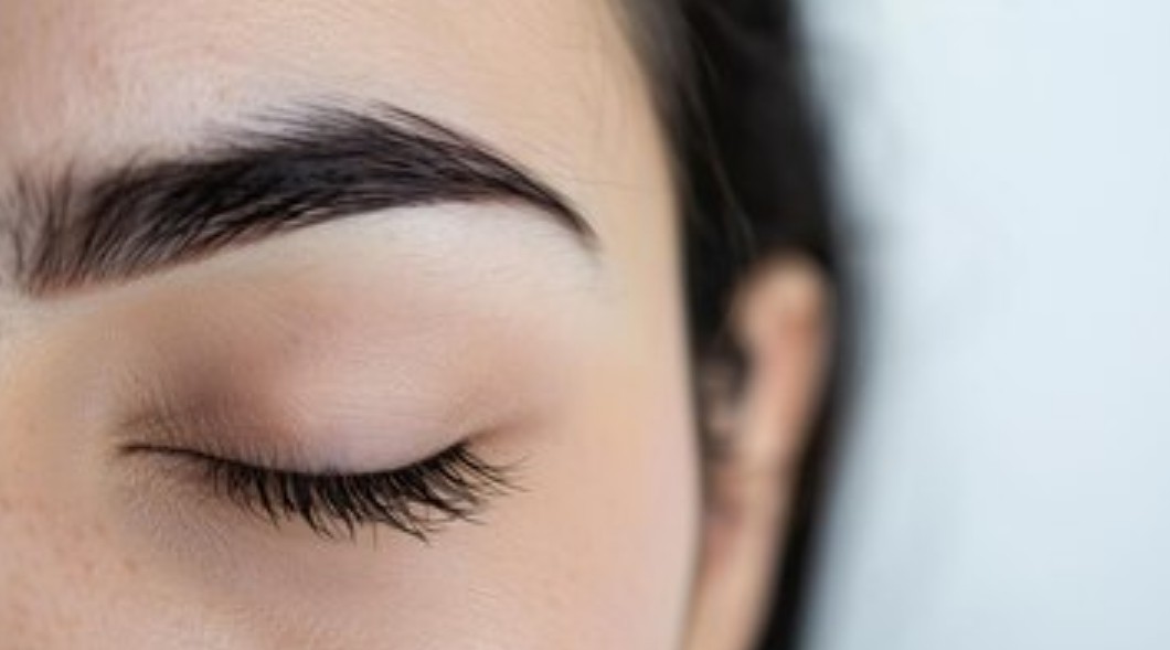 5 Natural Home Remedies For Thick Eyebrows | Herzindagi