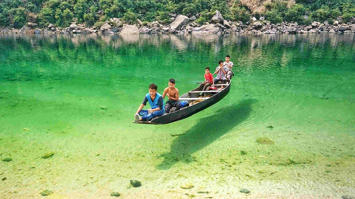 5 Crystal Clear Lakes In India That Look Like Glass | Herzindagi