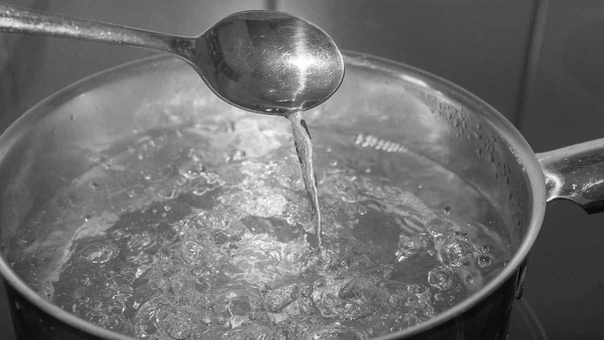 आखिर चम्मच और कांटों को क्यों डाल देना चाहिए उबलते हुए पानी में, वजह ...