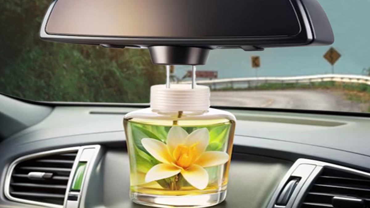 कार में परफ्यूम की स्मेल से आती है उल्टी तो घर की इन चीजों से बनाएं ...