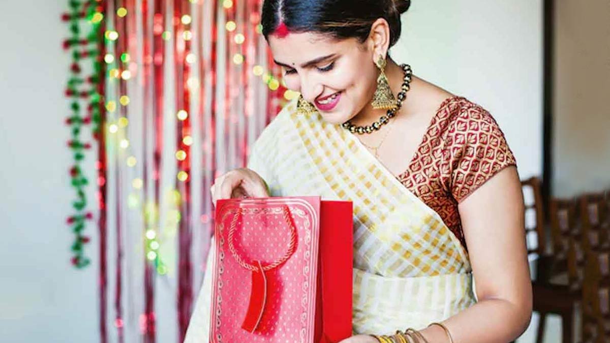 Mathura Karwa Chauth Shopping: सोलह श्रृंगार से लेकर पूजा के सामान तक ...