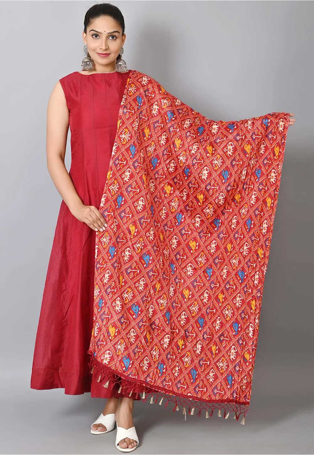 Patola Dupatta Designs: सिंपल सलवार-सूट के साथ में बेस्ट लगेंगे पटोला ...