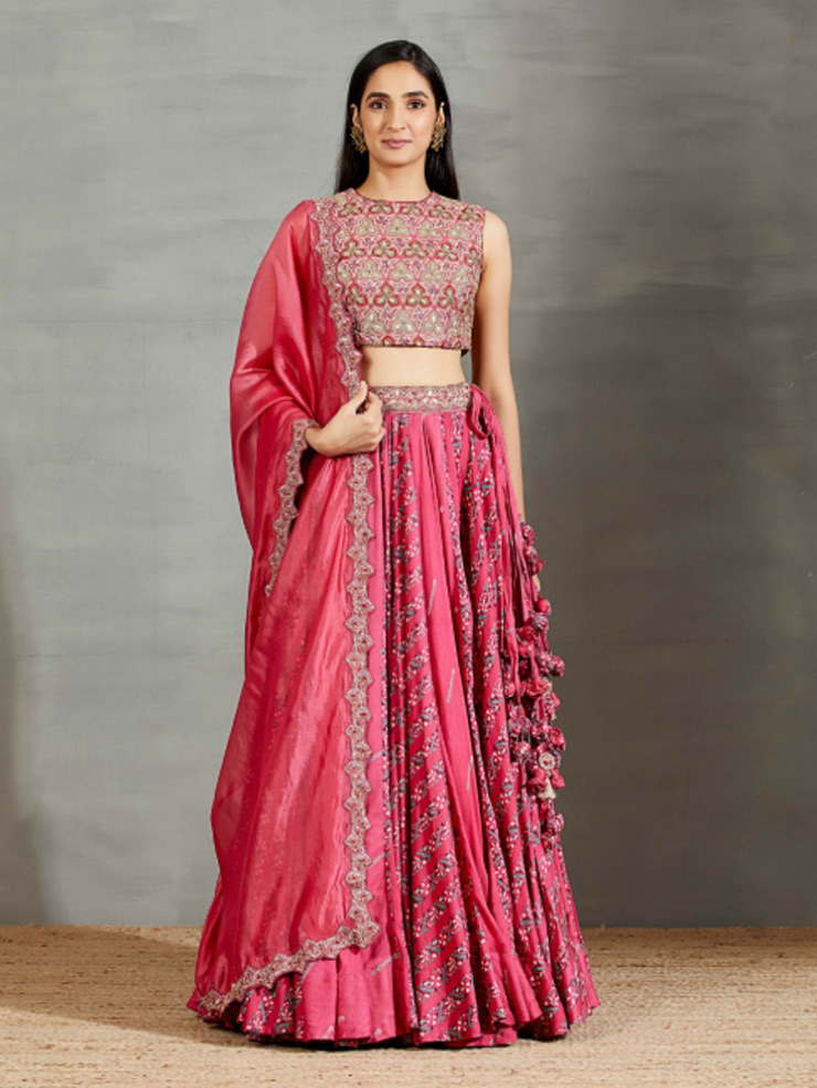 Lehenga Designs:संगीत फंक्शन में पाना चाहती हैं अट्रैक्टिव लुक, तो ...