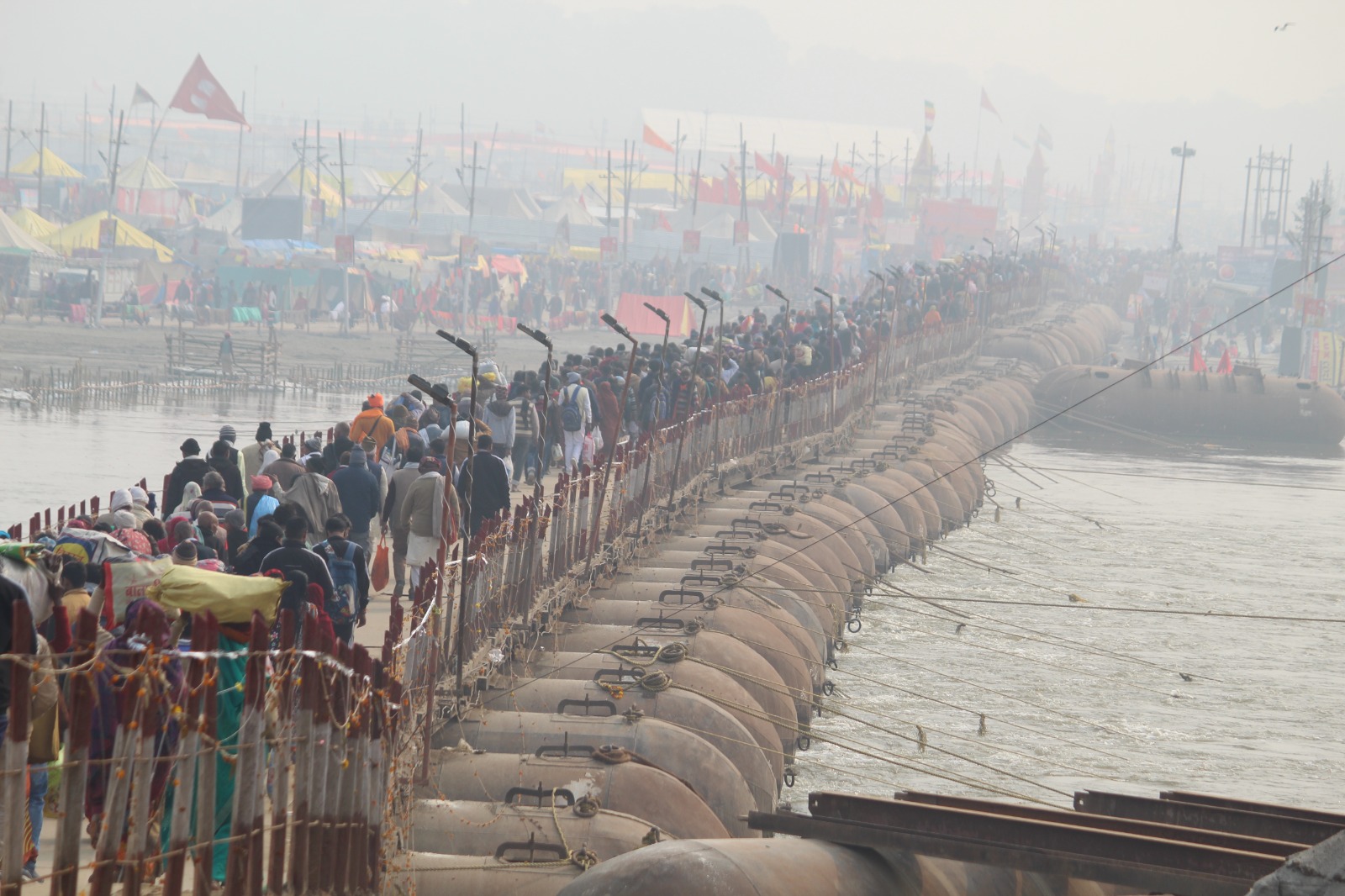 महाकुंभ के दौरान इन वजहों से तैयार किए जा रहें पीपा पांटून पुल, जानें ...