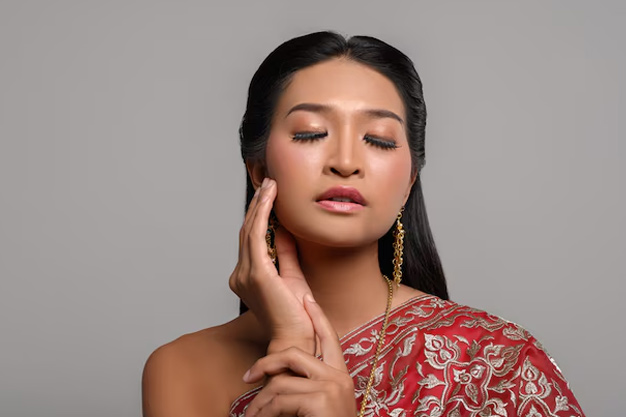 सुबह फूला-फूला लगता है चेहरा तो ठंडे दूध में चुटकी भर हल्दी से दूर हो ...