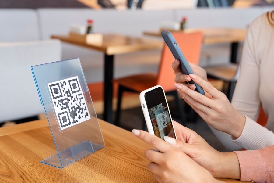 कहीं आप भी तो नहीं कर रहीं Fake QR Code का इस्तेमाल, ऐसे करें असली और ...