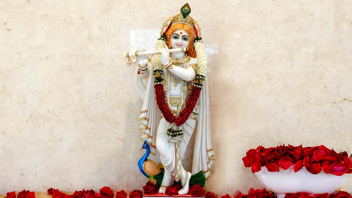 श्री कृष्ण हमेशा पैरों को क्रॉस करके ही क्यों खड़े होते थे? | why did ...