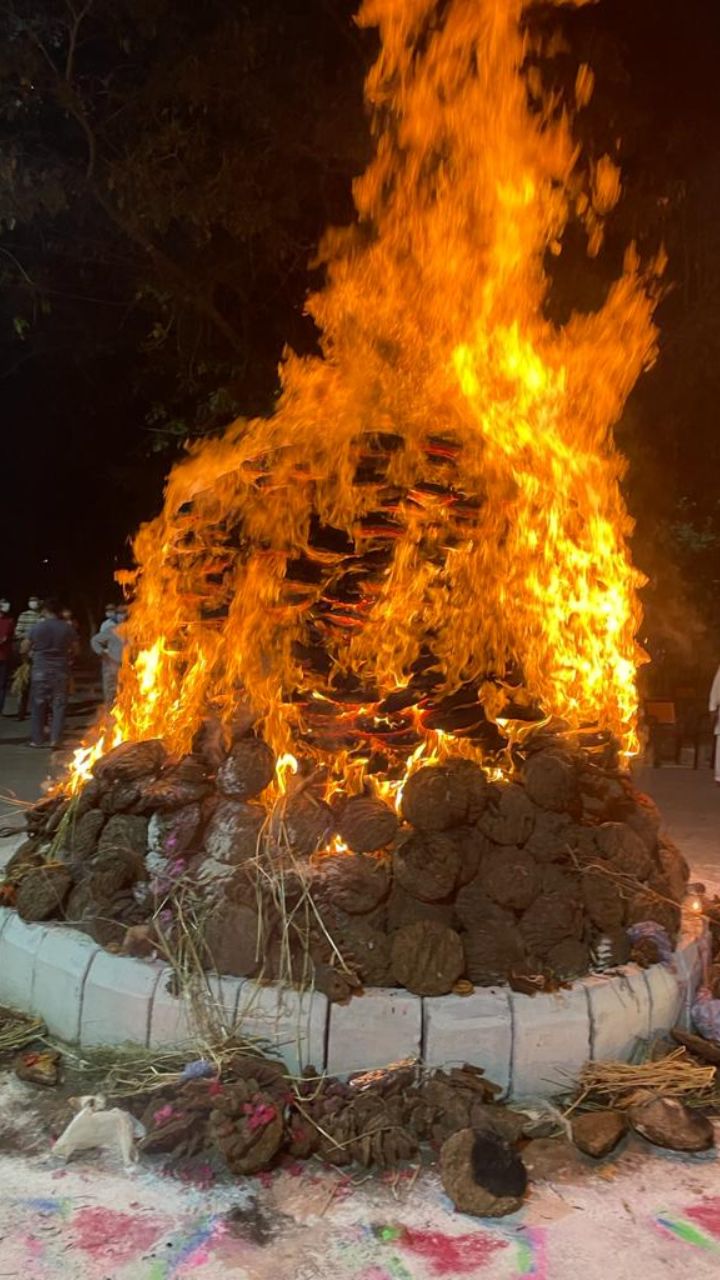 Holika Dahan Ki Devi: कौन हैं होला माता जिनकी पूजा के बिना नहीं मिलता ...