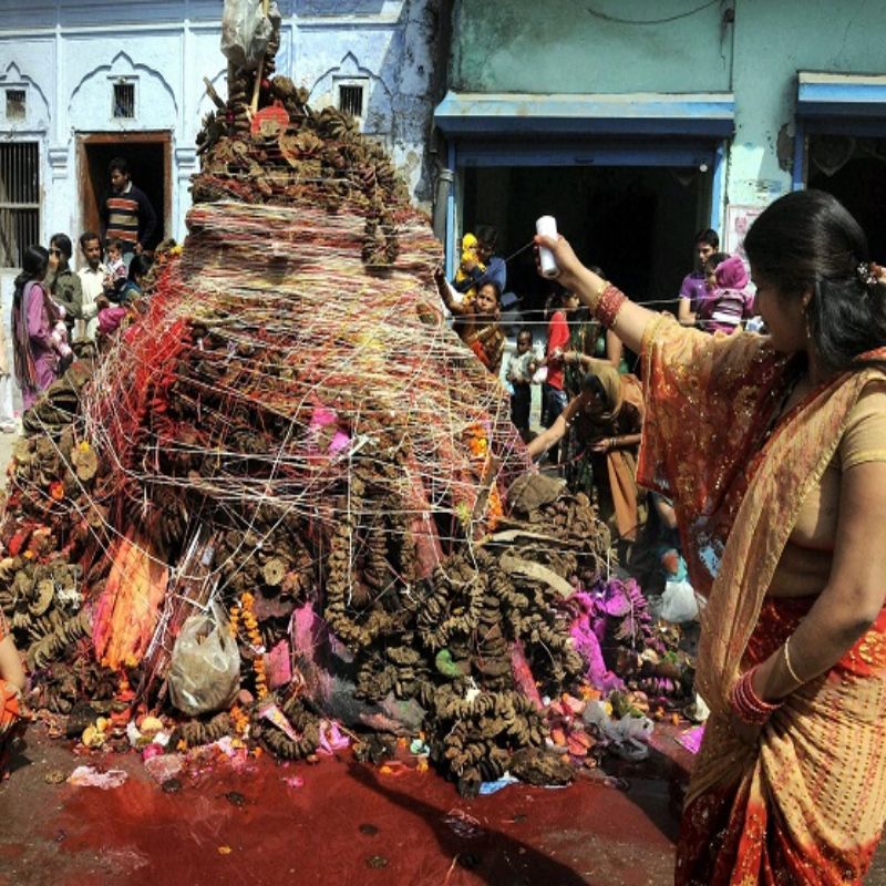Holika Dahan Puja Vidhi 2025: कैसे करें होलिका दहन की पूजा? जानें विधि ...