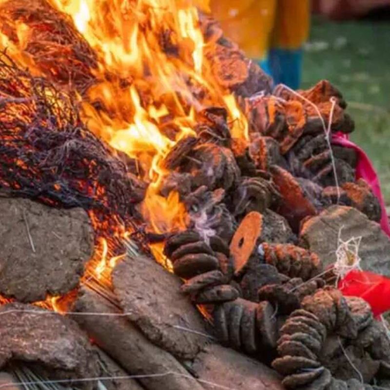 Holika Dahan 2025 Beliefs: होलिका दहन के तुरंत बाद घर में क्यों नहीं ...