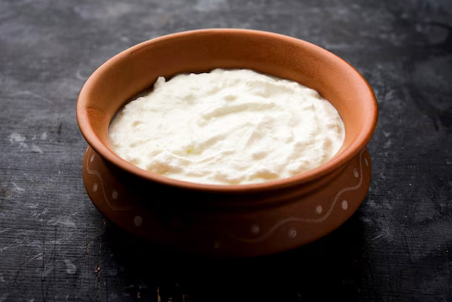 फ्रिज में रखने से दही में आने लगती है बदबू, तो इन टिप्स से करें स्टोर ...