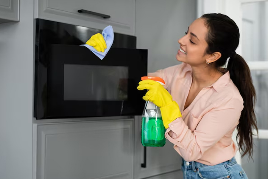 Kitchen Cleaning Tips: माइक्रोवेव की सफाई करते भूलकर भी न करें ये 4 ...
