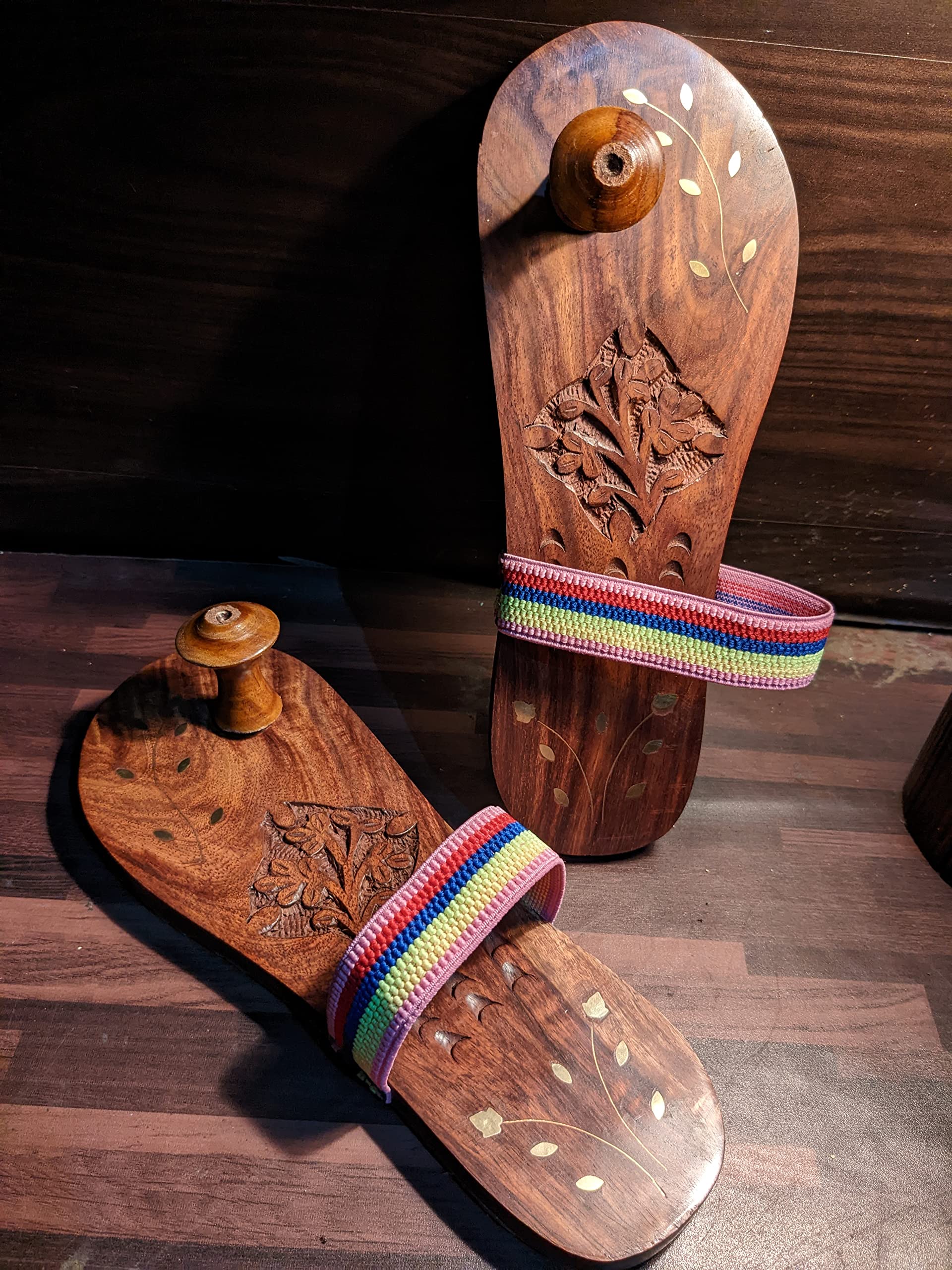 घर में पूर्वजों का खड़ाऊ रखना क्यों माना जाता है शुभ? ज्योतिष से जानें ...