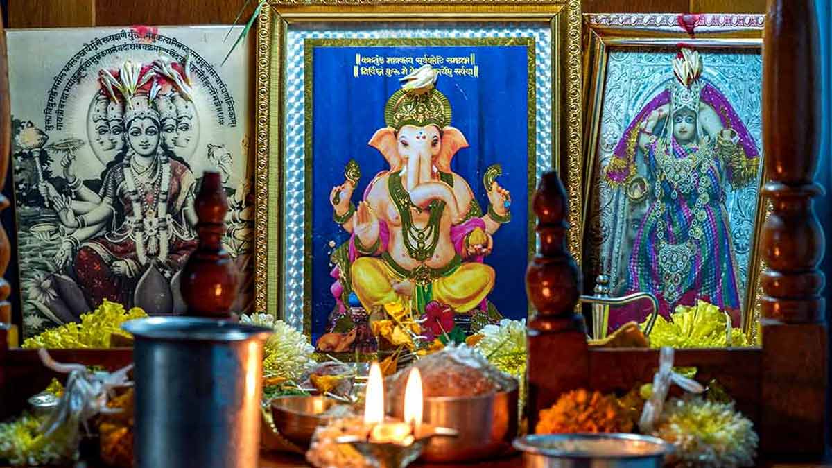 Sanatan and Science: पूजा-पाठ के दौरान यूं ही नहीं जलाते दीपक, जानें ...