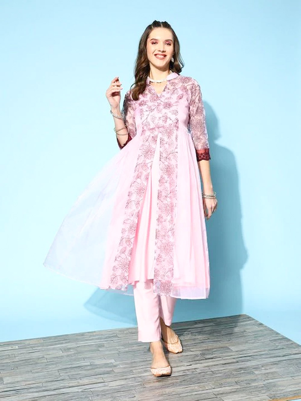 स्टाइल ट्राई करें ये लेटेस्ट डिजाइंस वाले स्लिट-कट सूट, नजर आएंगी ...