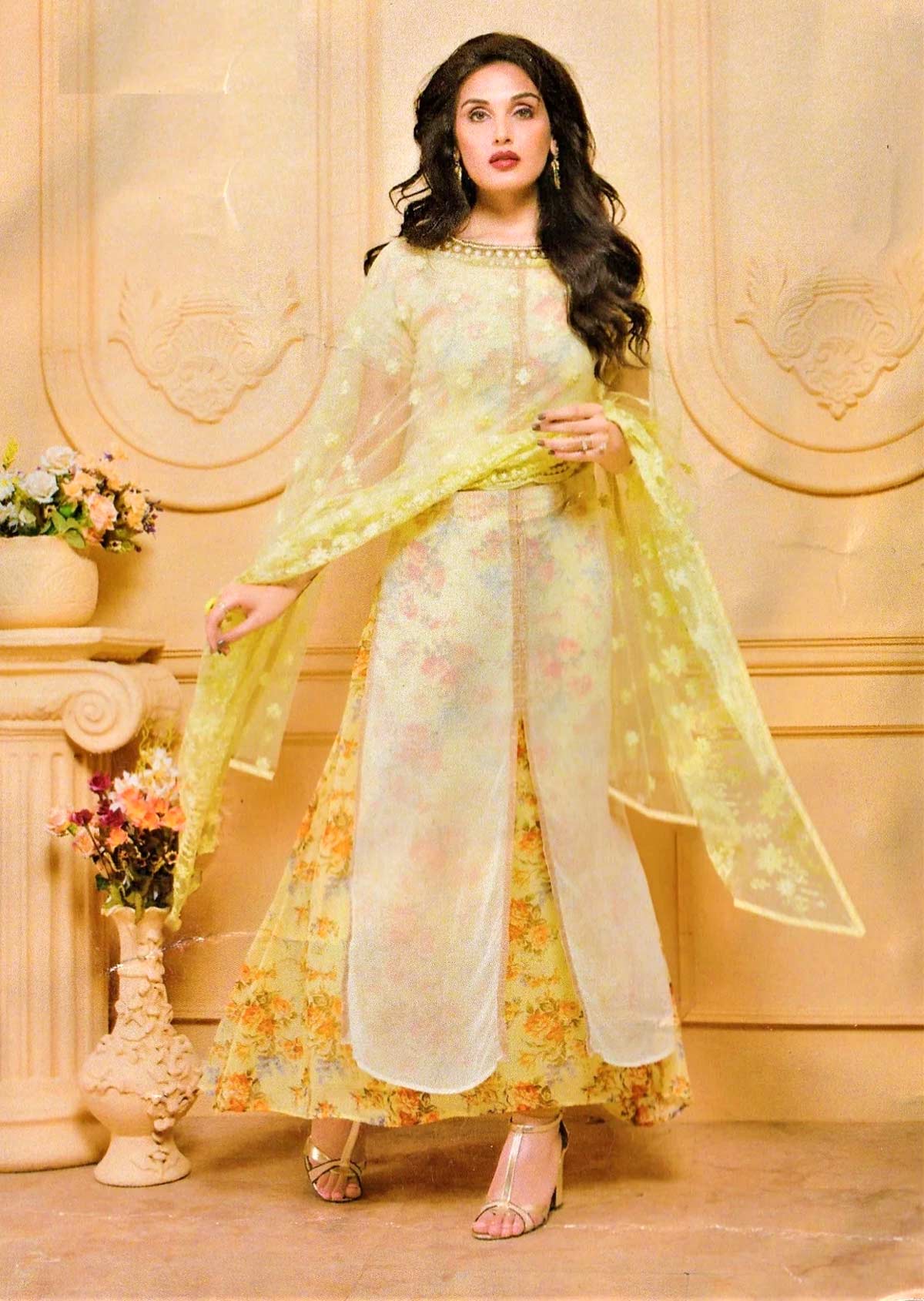 स्टाइल ट्राई करें ये लेटेस्ट डिजाइंस वाले स्लिट-कट सूट, नजर आएंगी ...