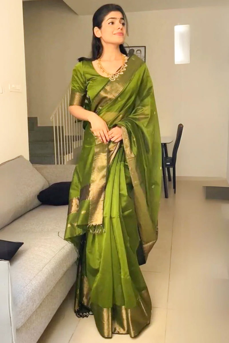 Green Colour Saree सावन के पहले सोमवार में करें स्टाइल, देखें डिजाइंस ...
