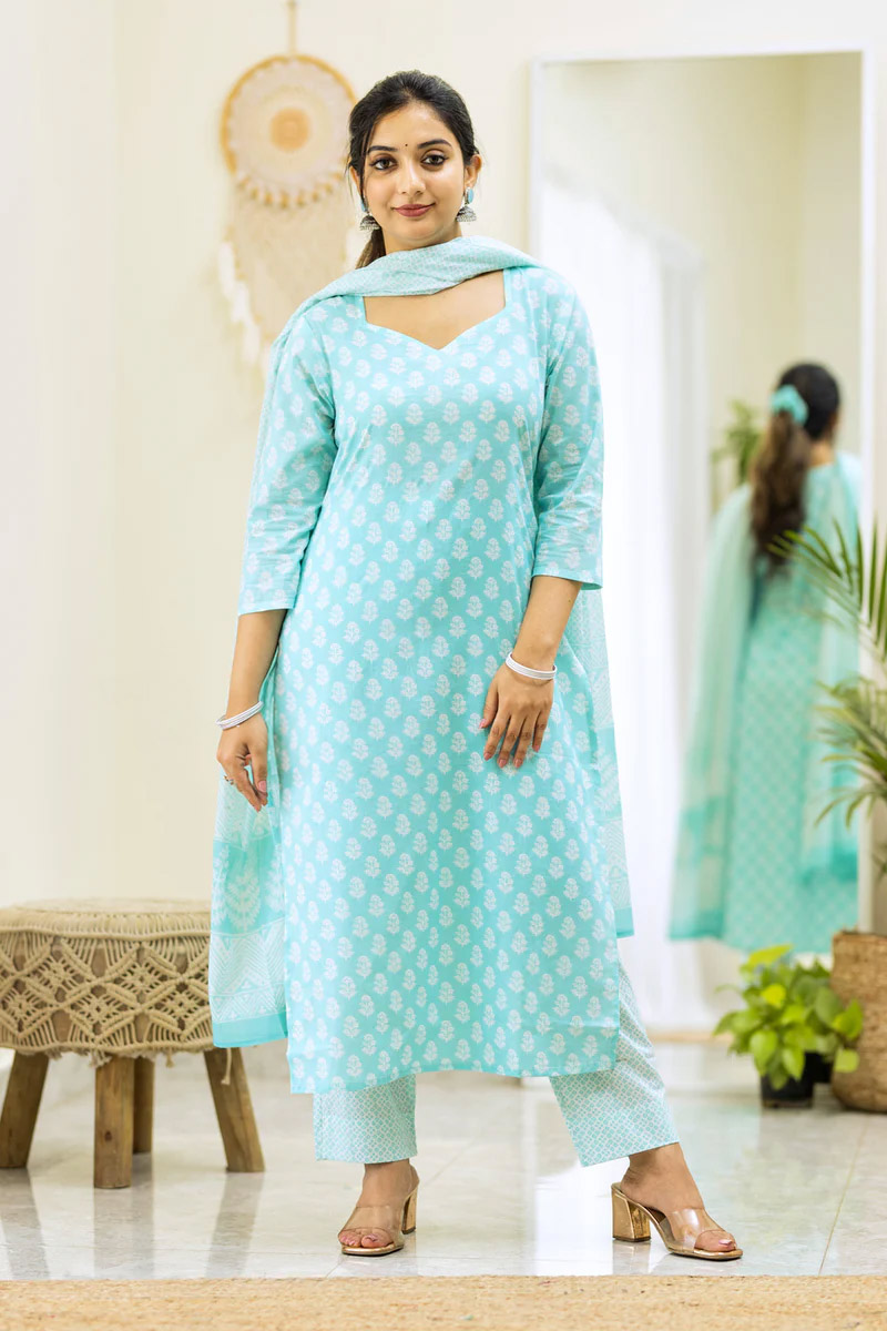 मानसून में अपना वार्डरोब करें अपडेट, ये लाइट कलर के सलवार-सूट करें ...