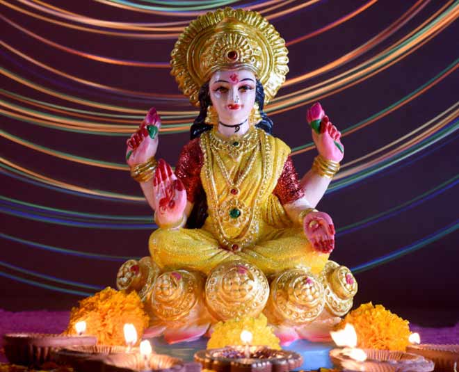 सावन महीने में मां लक्ष्मी की पूजा करने के दौरान इन नियमों का जरूर करें ...