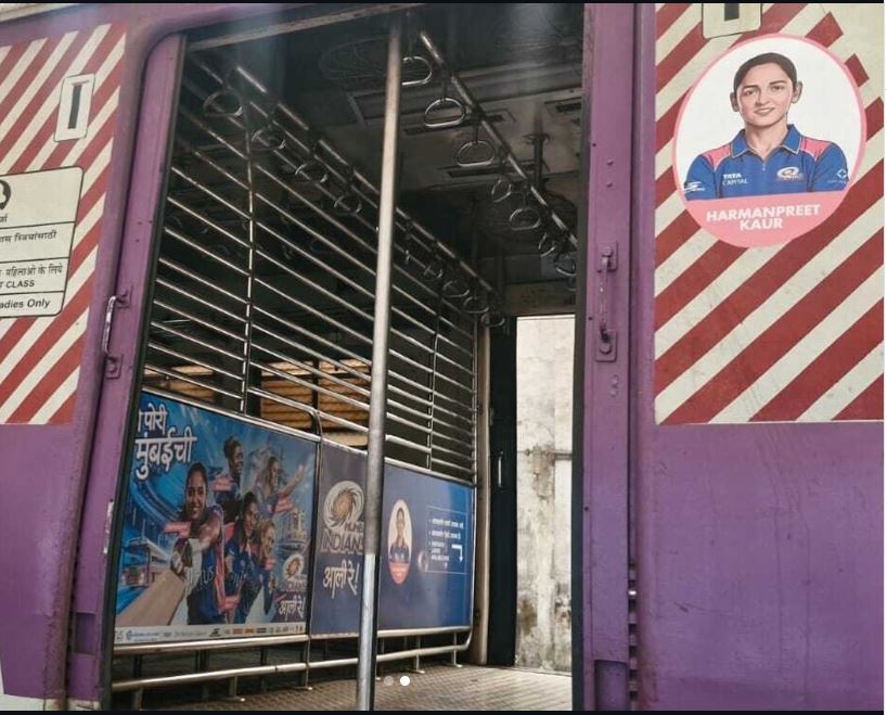 सोशल मीडिया पर वायरल हुई मुंबई लोकल ट्रेन की तस्वीरें; महिला कोच के ...