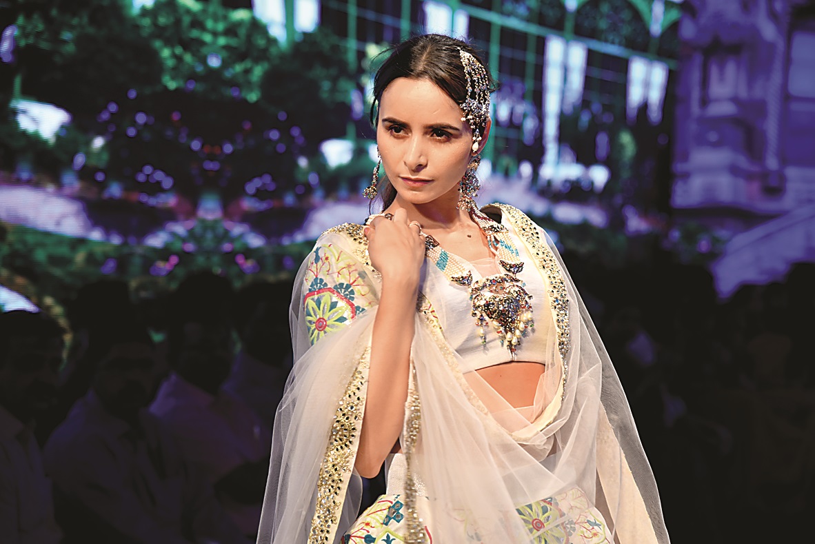 दिलचस्प है लेयरिंग का अंदाज़ | summer layering fashion tips to create ...