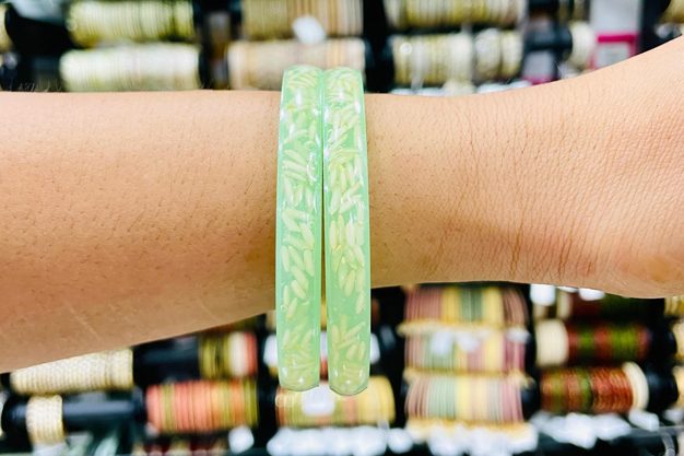 Plastic Bangle Designs: एथनिक कुर्ती हो या वेस्टर्न ड्रेस, आपके हाथों ...