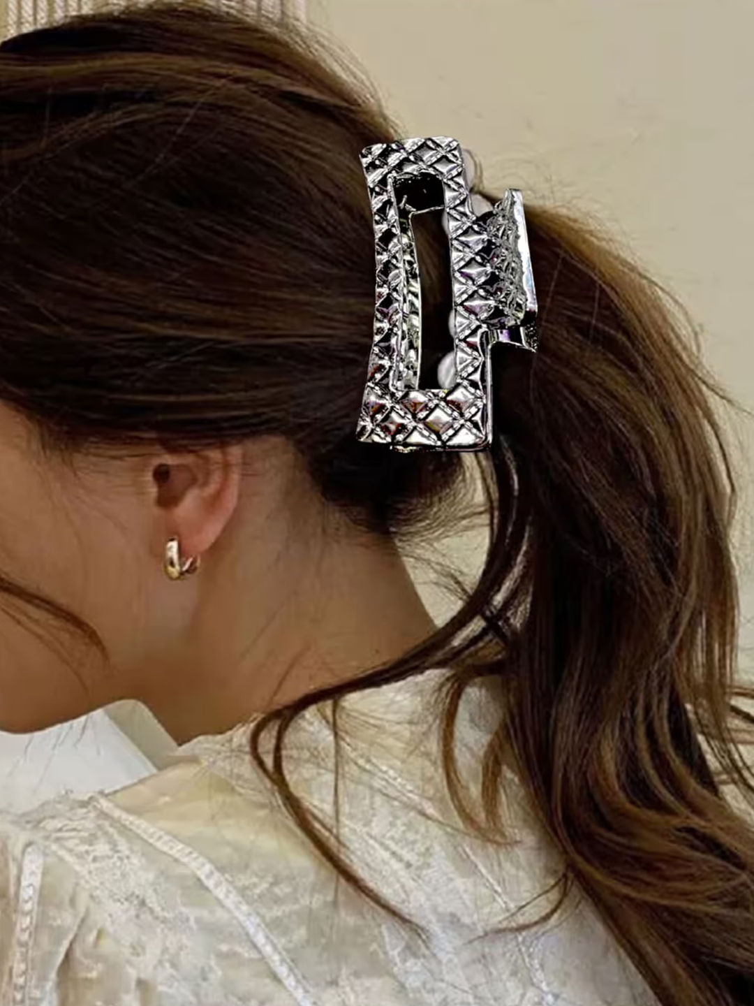Silver Hair Accessories: अपने हेयरस्टाइल को दें एक नया ट्विस्ट, लगाएं ...
