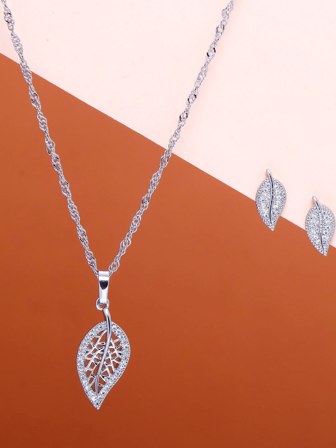 Leaf Designs Pendent Set: वेस्टर्न आउटफिट के साथ वियर करें लीफ डिजाइन ...