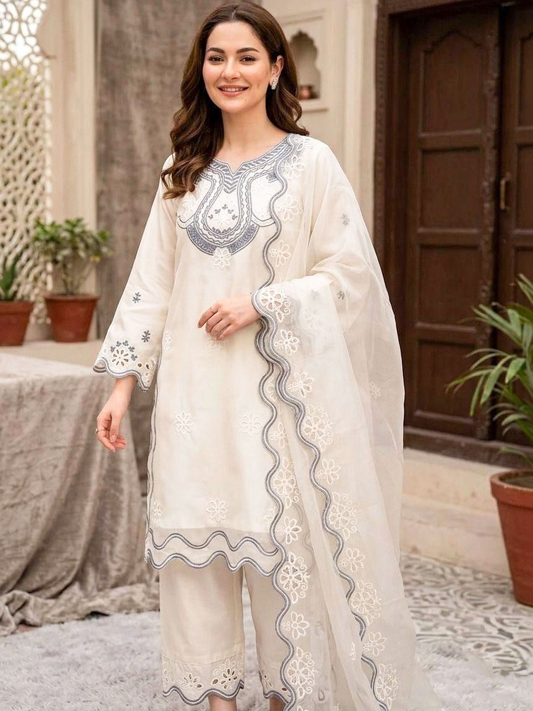 Cut Work Suits Designs: ट्राई करें ये लेटेस्ट और स्टाइलिश कटवर्क सूट ...