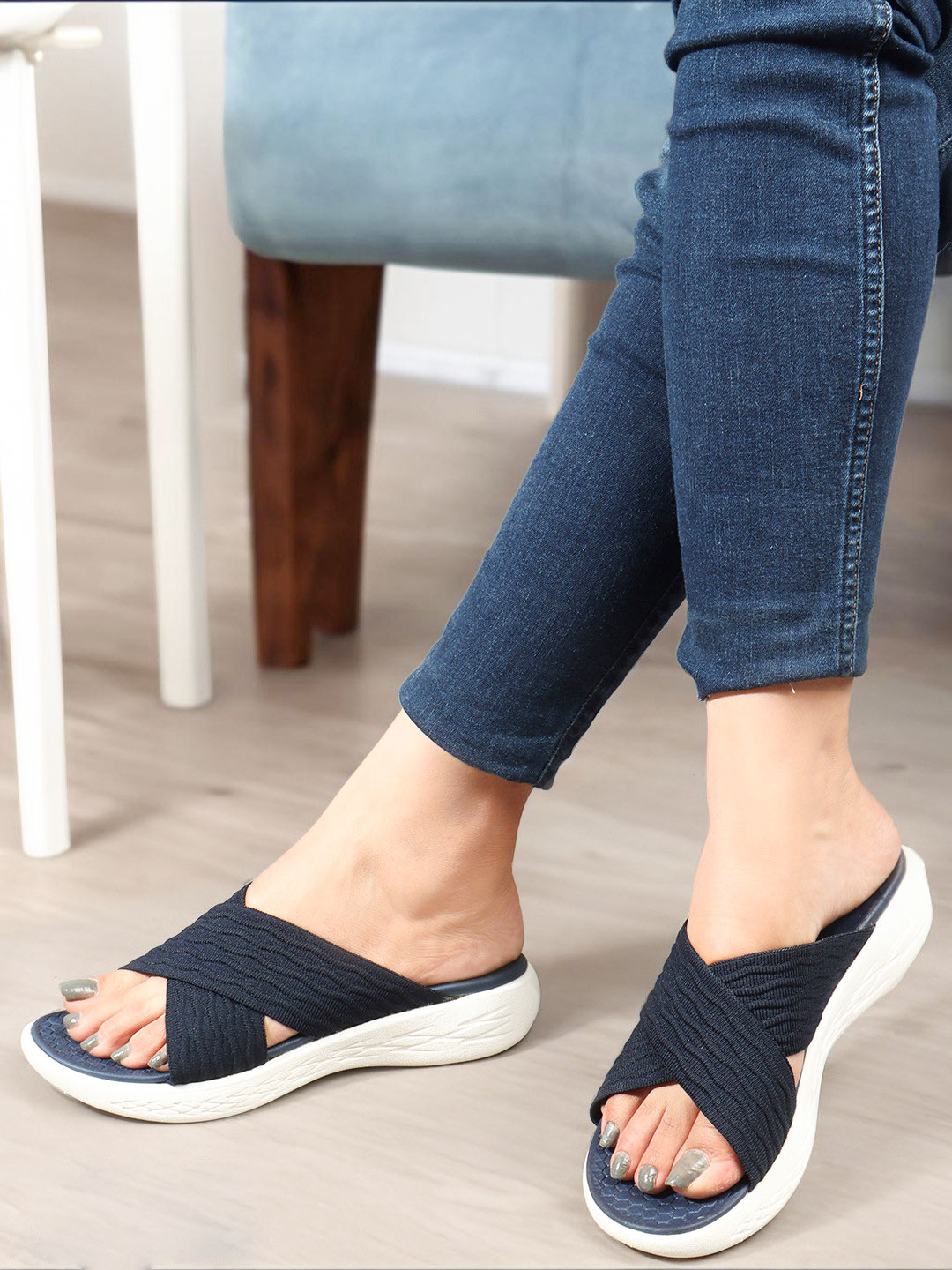 Sliders & Flip Flops for Summer: गर्मियों में हील्स और भारी जूतों के ...