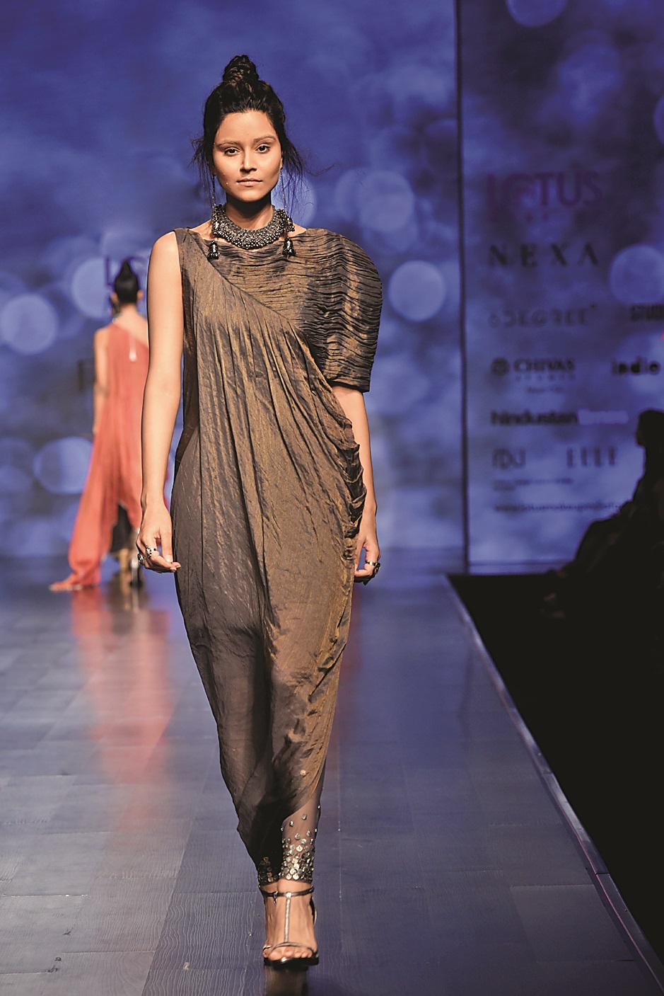 दिलचस्प है लेयरिंग का अंदाज़ | summer layering fashion tips to create ...