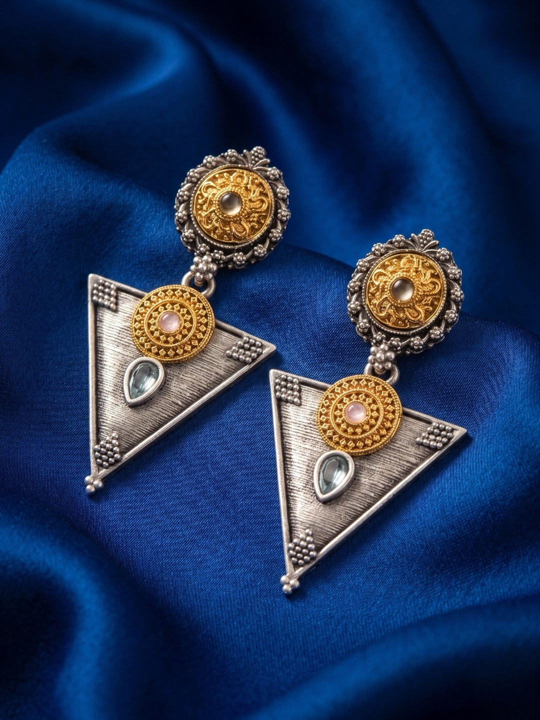 Triangle Designs Earrings: इस बार ज्वेलरी कलेक्शन को करें अपडेट, स्टाइल ...