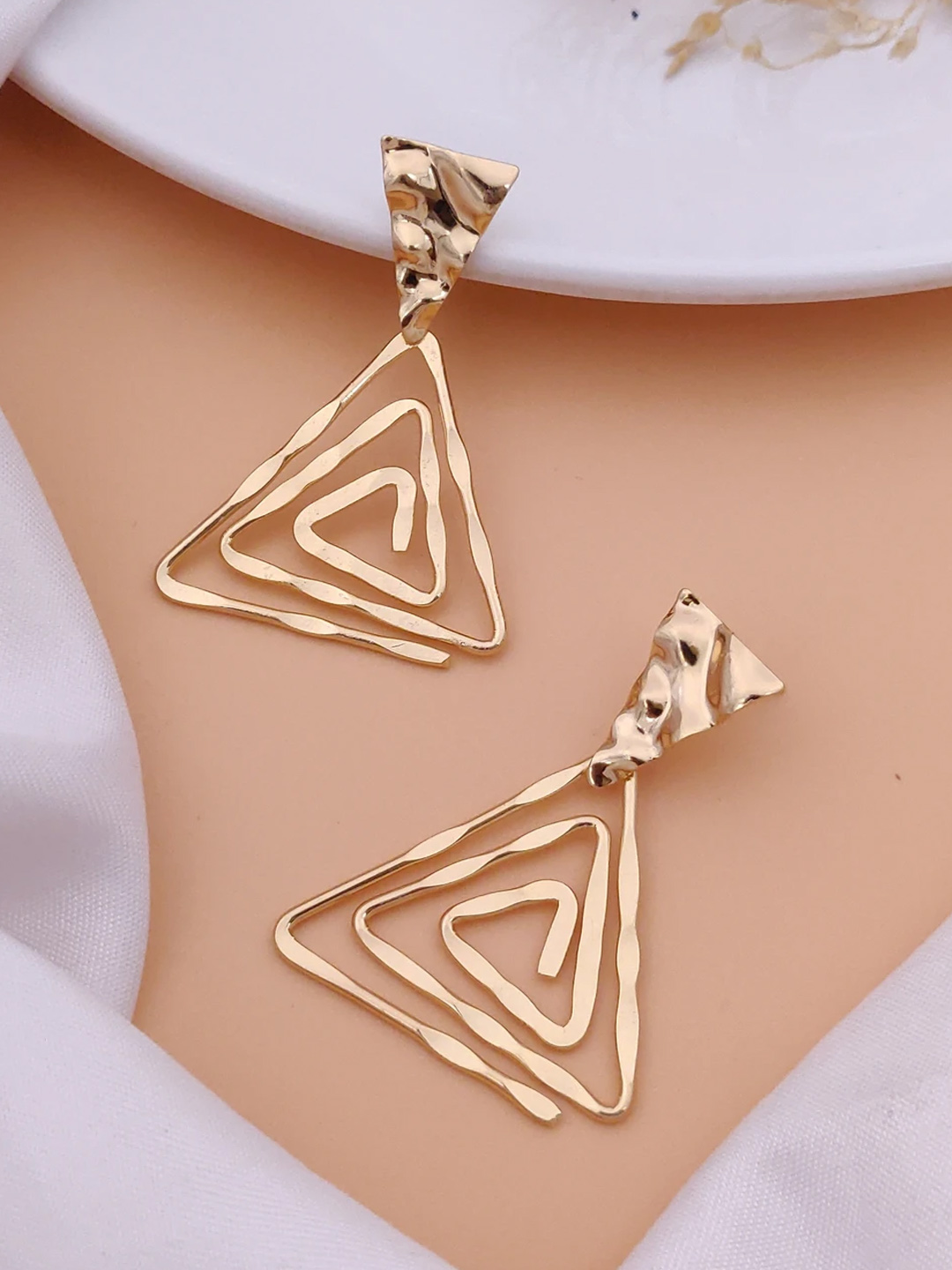 Triangle Designs Earrings: इस बार ज्वेलरी कलेक्शन को करें अपडेट, स्टाइल ...