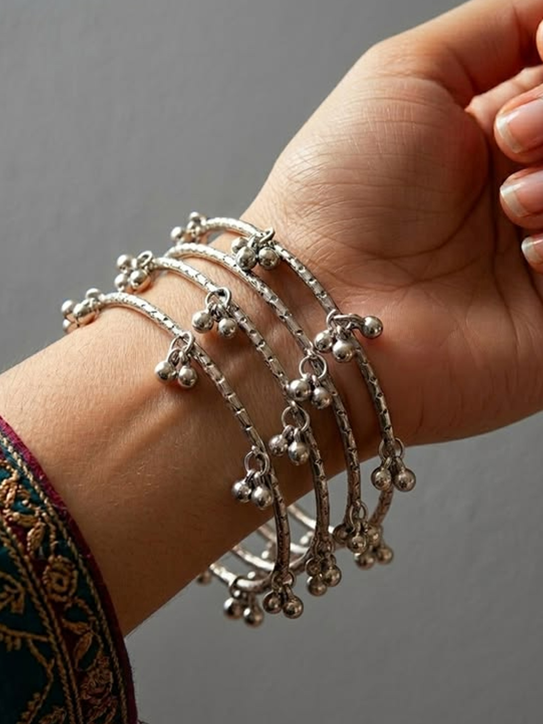 Chandi Ki Chudi Designs: कुर्ती और जींस दोनों पर कमाल लगेंगी चांदी की ...
