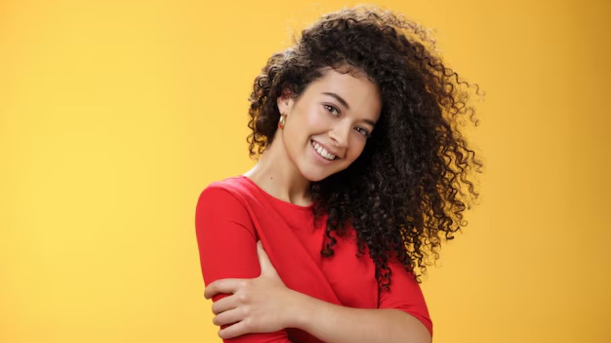 Curly Hair Care: च‍िलच‍िलाती धूप में भी शाइनी करेंगे आपके कर्ल्स, नोट ...