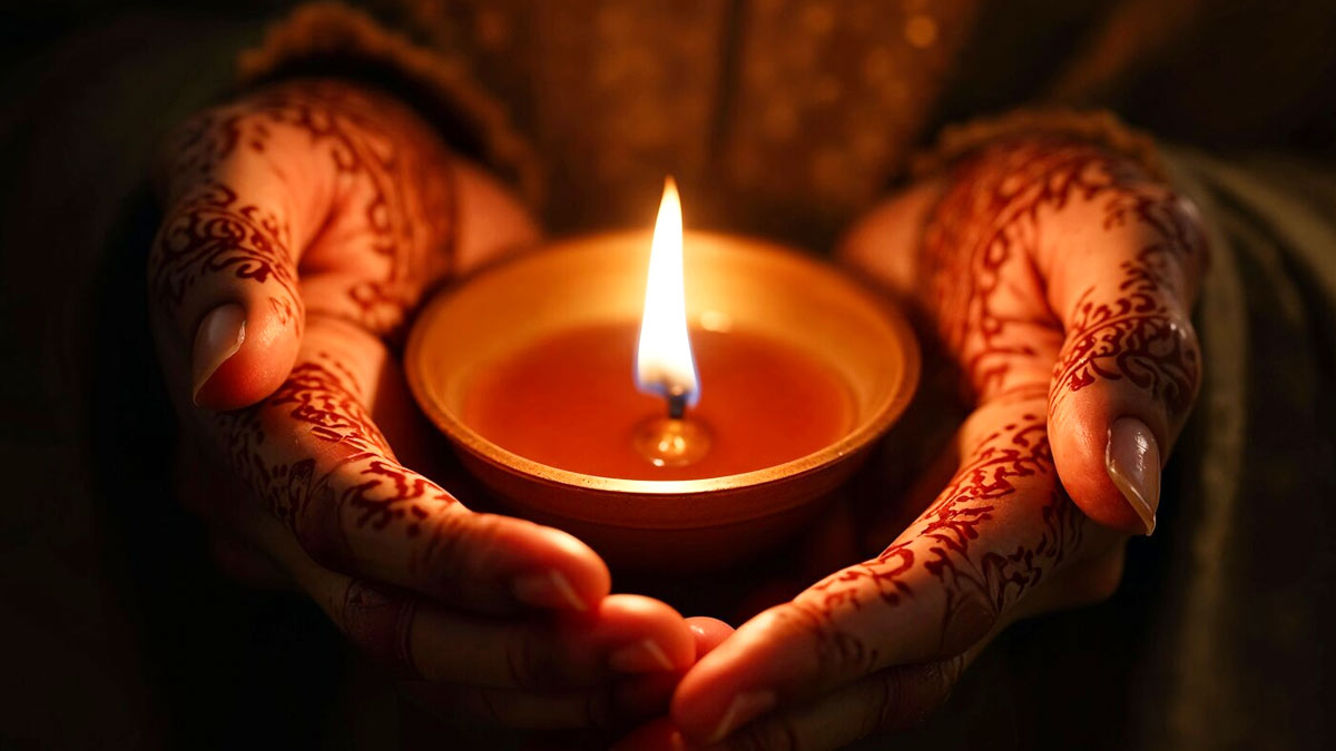 हर पूजा में जलाया जाता है दीपक, क्या आप जानते हैं इसकी शुरुआत कब और ...