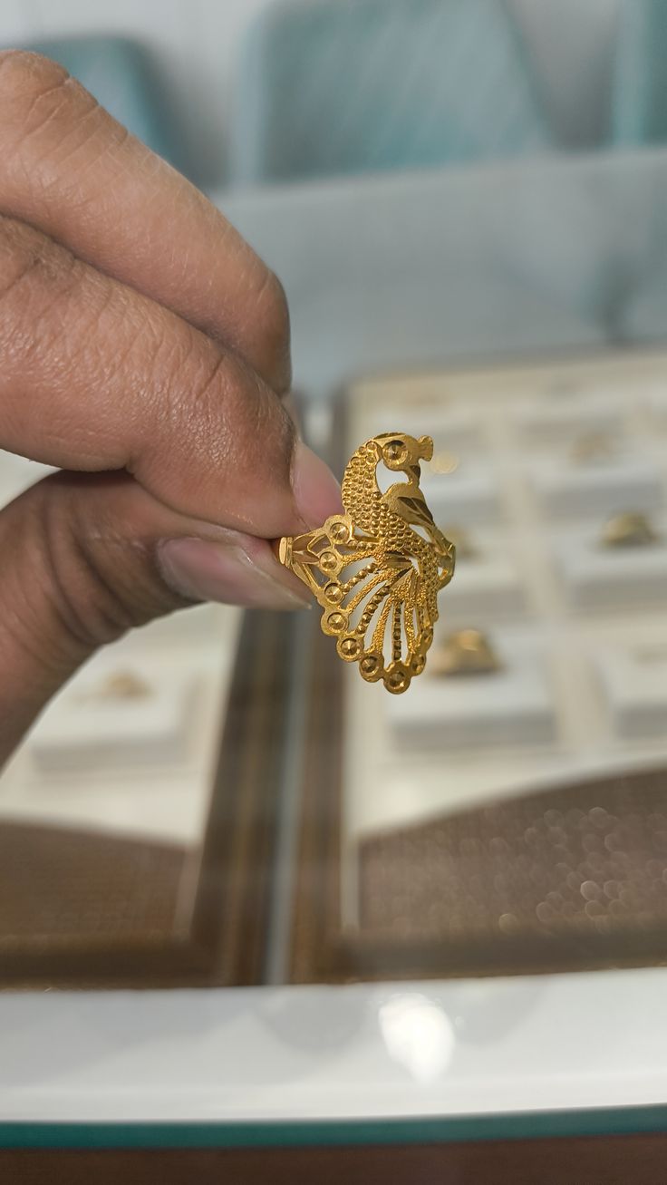 हाथों की शोभा बढ़ाएंगी ये Cutwork Gold Rings, यहां देखें नए डिजाइंस ...