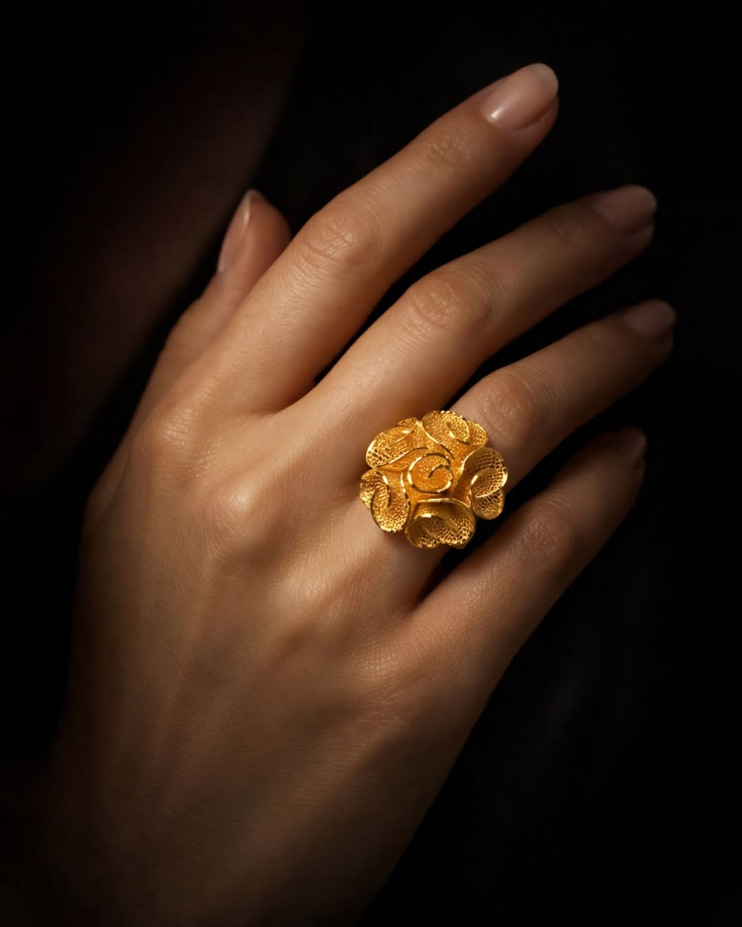 हाथों की शोभा बढ़ाएंगी ये Cutwork Gold Rings, यहां देखें नए डिजाइंस ...