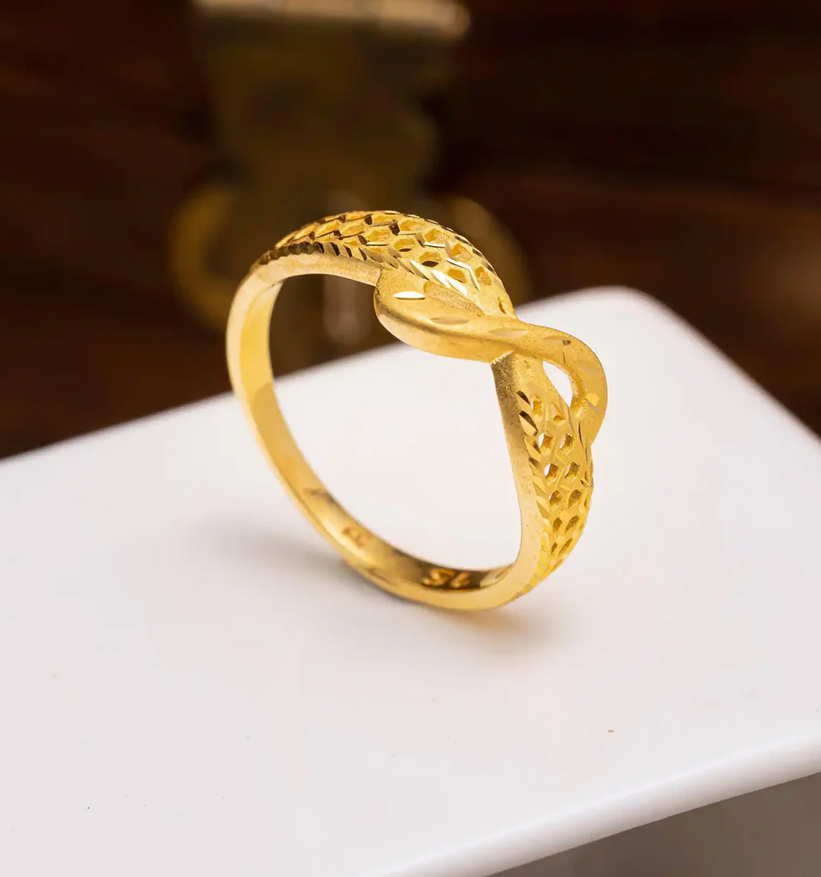 Affordable 18k Gold Ring Designs: 22 कैरेट का खर्च क्यों उठाना? 18 ...