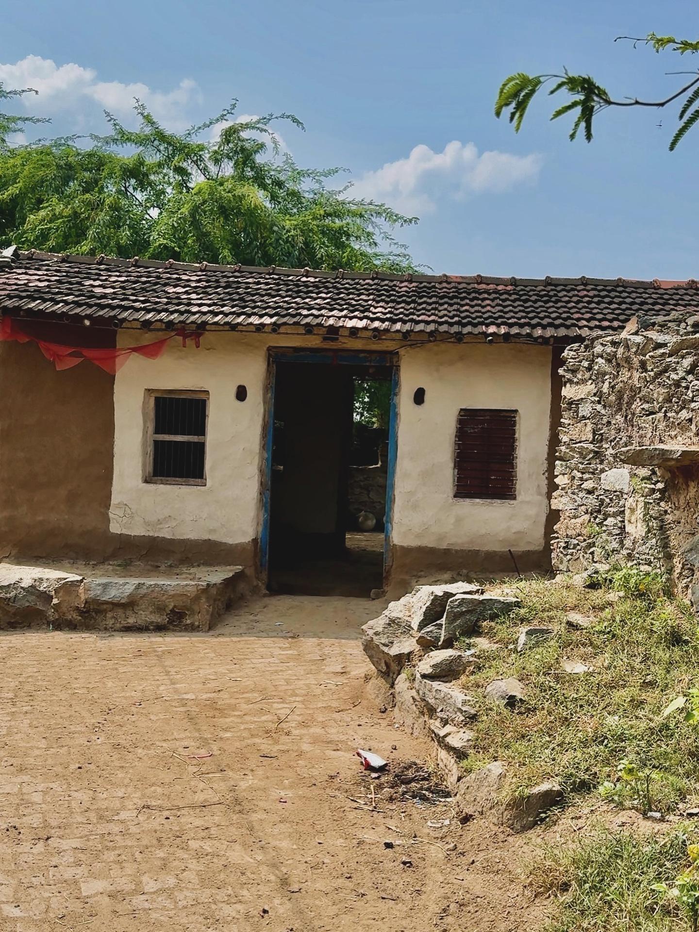 भारत के ऐसे 4 अनोखे गांव जहां घरों में नहीं लगते ताले, बेखौफ रहते हैं ...