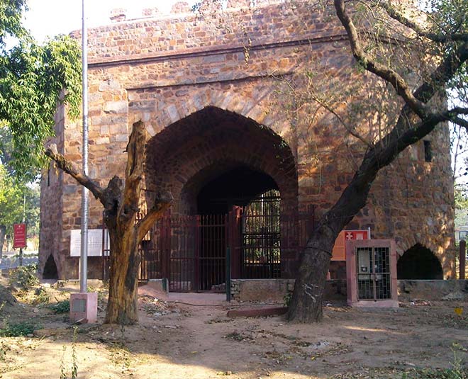 malcha mahal delhi haunted places prince princess suicide in hindi ...