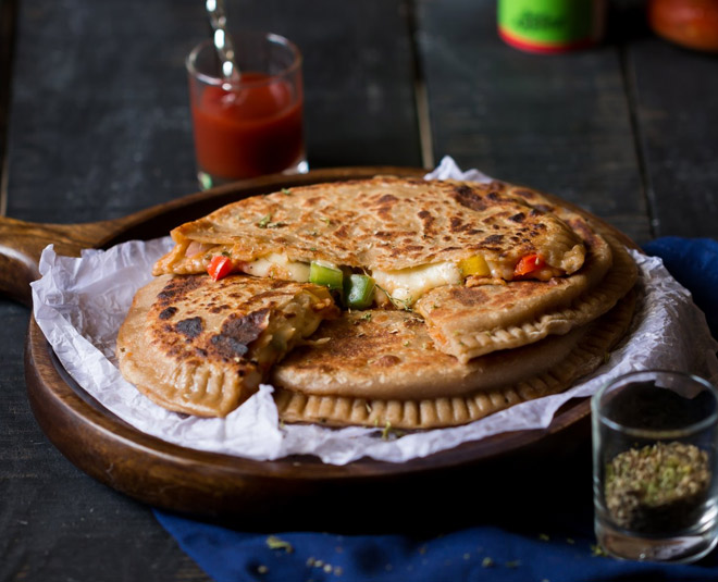 How To Make Pizza Paratha At Home-बच्‍चों के टिफिन के लिए बनाएं पिज्जा ...