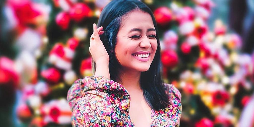 Neha Kakkar Gifts 2 Lakh Rupees to Needy Musician at Ongoing Indian ...