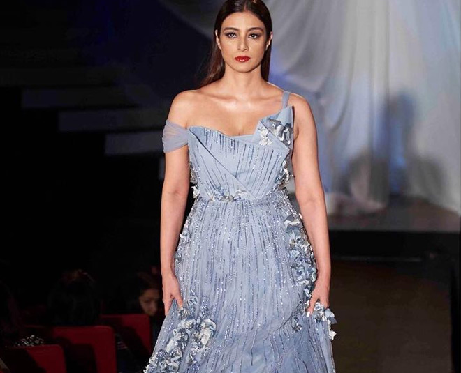 Bollywood actress tabu glamorous avatar in lakme fashion week 2019 ...