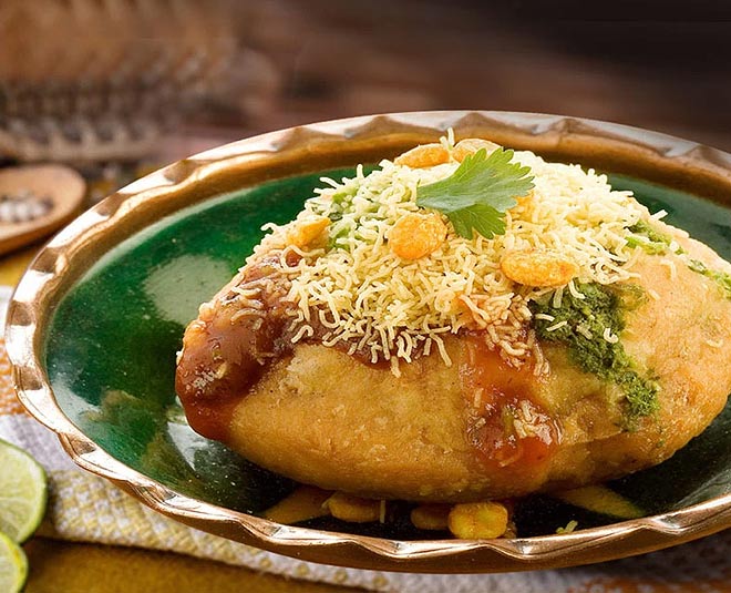 Raj Kachori Chaat Recipe; How To Make Raj Kachori At Home | HerZindagi Raj Kachori Chaat Recipe; How To Make Raj Kachori At Home | HerZindagi